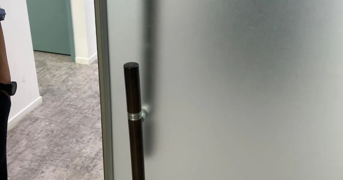 사무실 문 손잡이 떨어진거 수리 가능하신분 계실까요 숨고 숨은고수