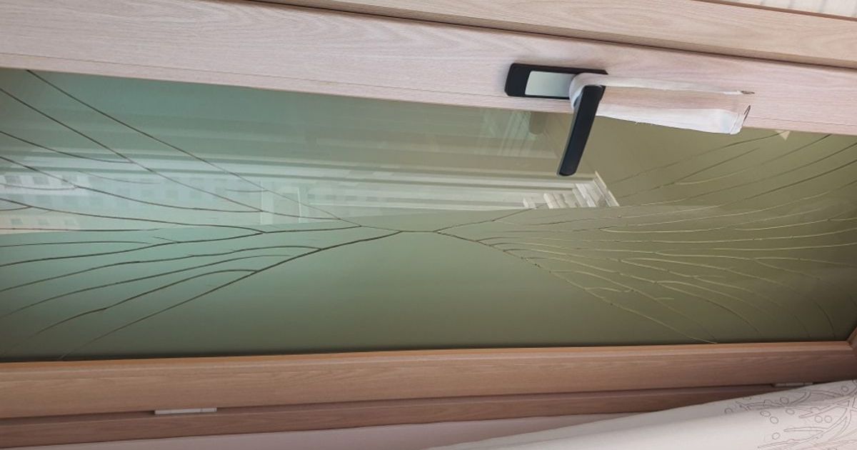 아무것도 하지 않았는데 베란다 문 유리에 금이 갔습니다 숨고 숨은고수