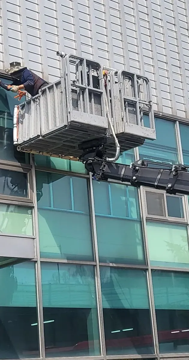 용인시 청덕동 누수로인한 실리콘 보수작업 수원스카이차 쎈스카이 숨고 숨은고수