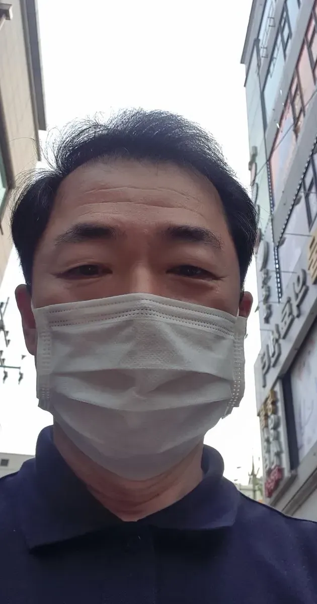 니코틴과 기름 찌든때로 심하게 오염된 집으로 윤준호 숨고 숨은고수