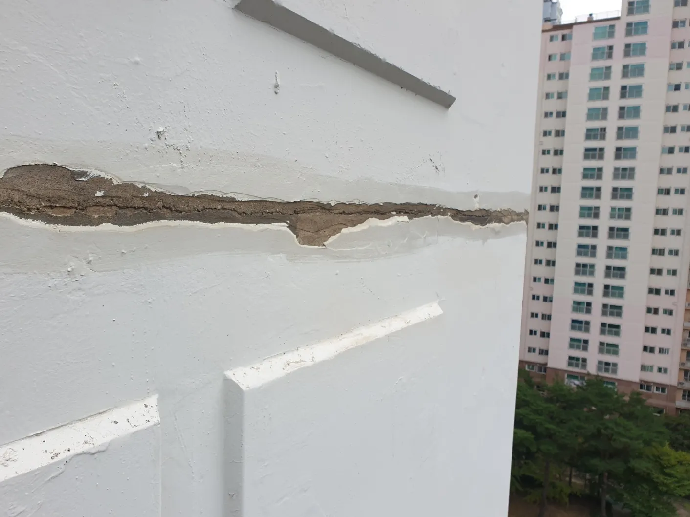 외벽 크랙 보수공사 로프천국 숨고 숨은고수