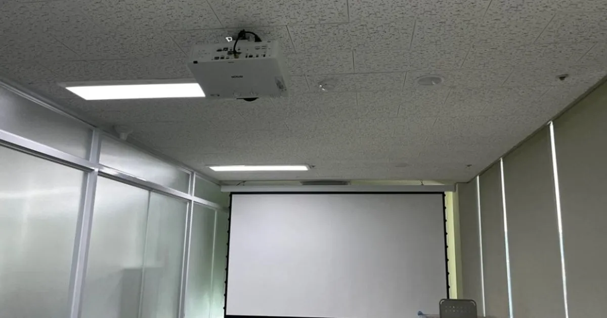 금천구 회의실에 빔프로젝터와 스크린을 설치해드렸습니다 ⭐강남준프로젝터⭐ 음향·영상기기 설치수리렌탈 숨고 숨은고수
