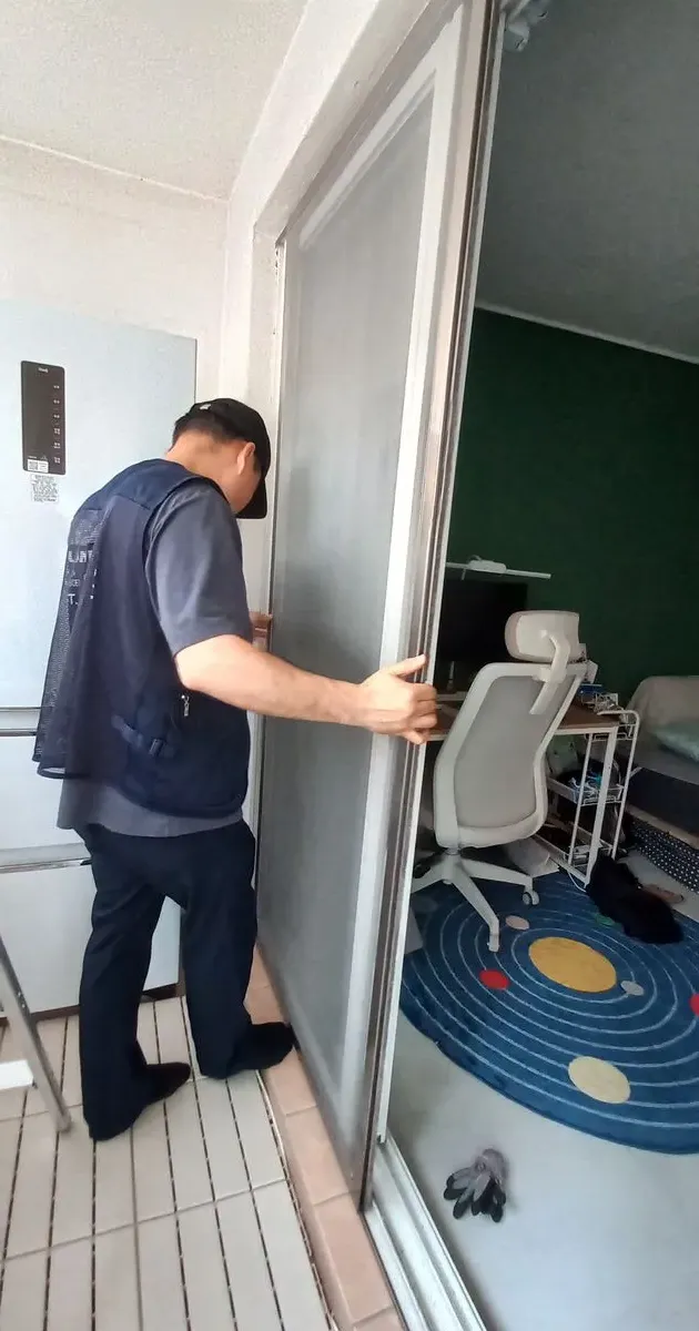 방과 베란다 중간창 방충망 설치 부평꼼꼬미집수리 숨고 숨은고수