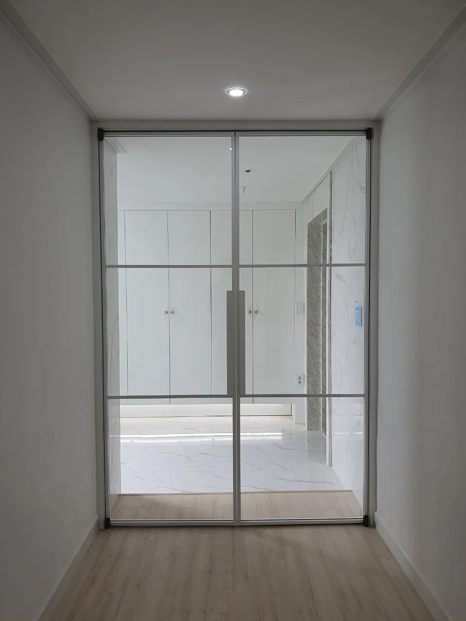 트렌디한중문 모던도어 숨고 숨은고수