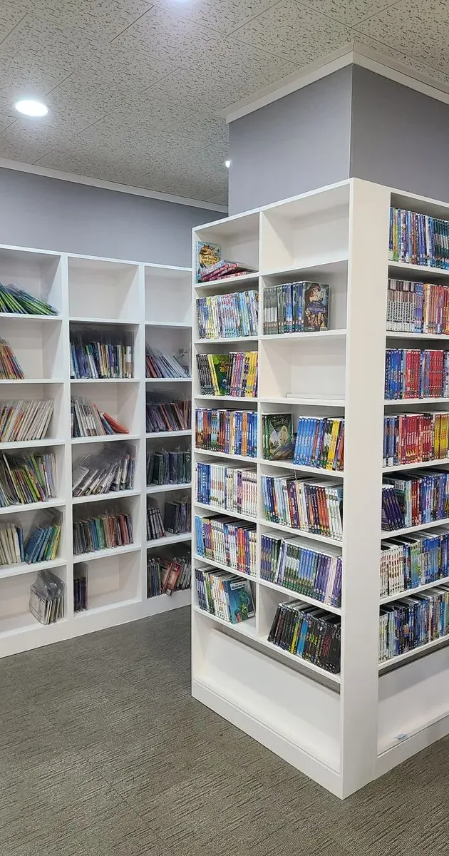 영어학원 Dvd 진열장 필름시공 리안종합인테리어 숨고 숨은고수