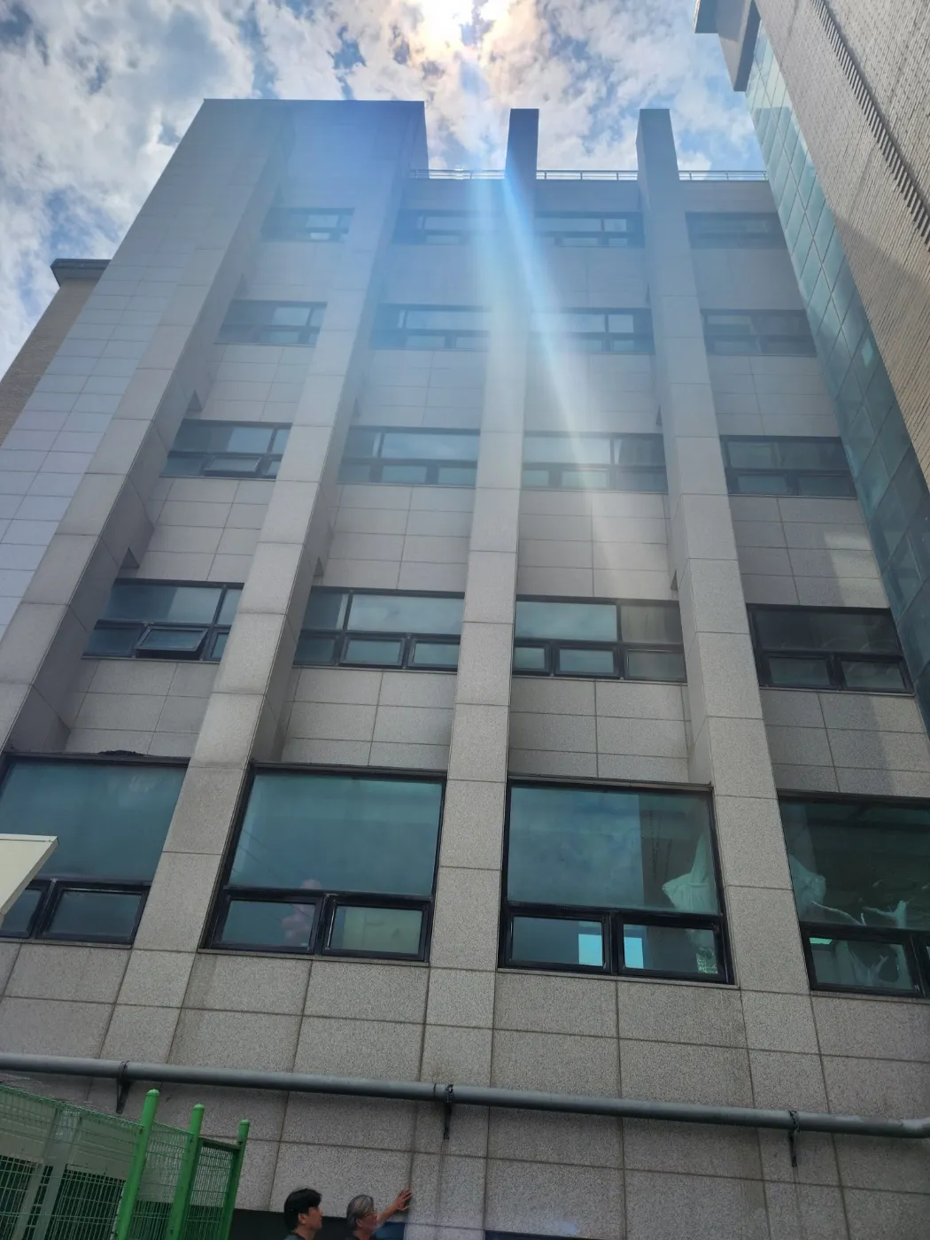 고양 예술 고등학교 커튼월 및 창호 철거 와이원 숨고 숨은고수