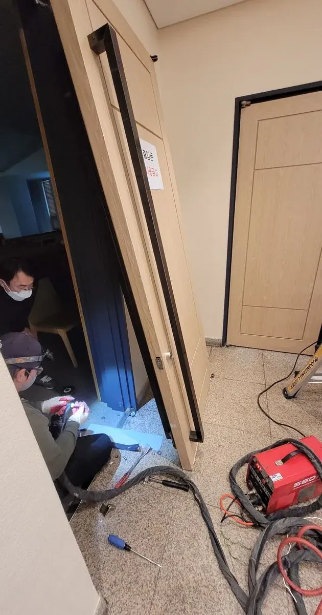교회 출입문 수리입니다 뚝딱브로스 숨고 숨은고수