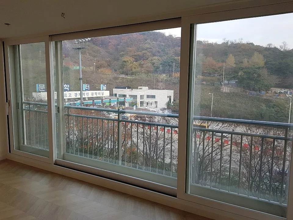 인천 관교 동아 아파트 유리창 청소 작업 마마홈코팅 북부점 유리창 청소미세방충망롤방충망 숨고 숨은고수