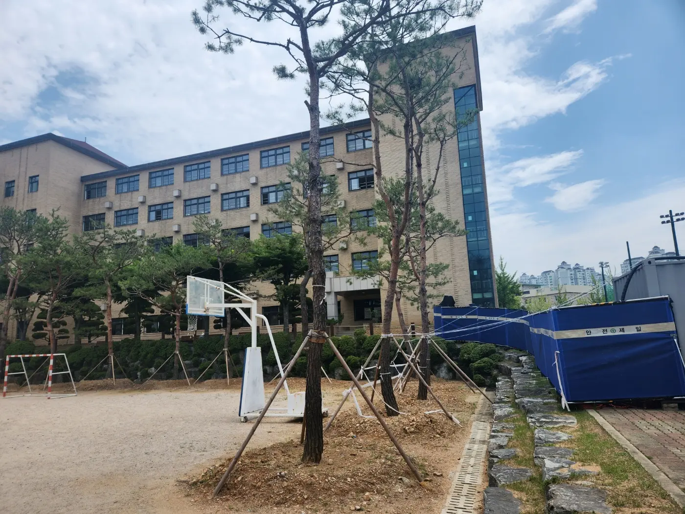고양 예술 고등학교 커튼월 및 창호 철거 와이원 숨고 숨은고수