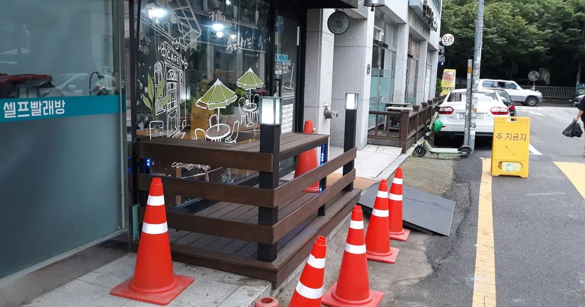 데크시공 커피숖 입구 현원종합공사 숨고 숨은고수