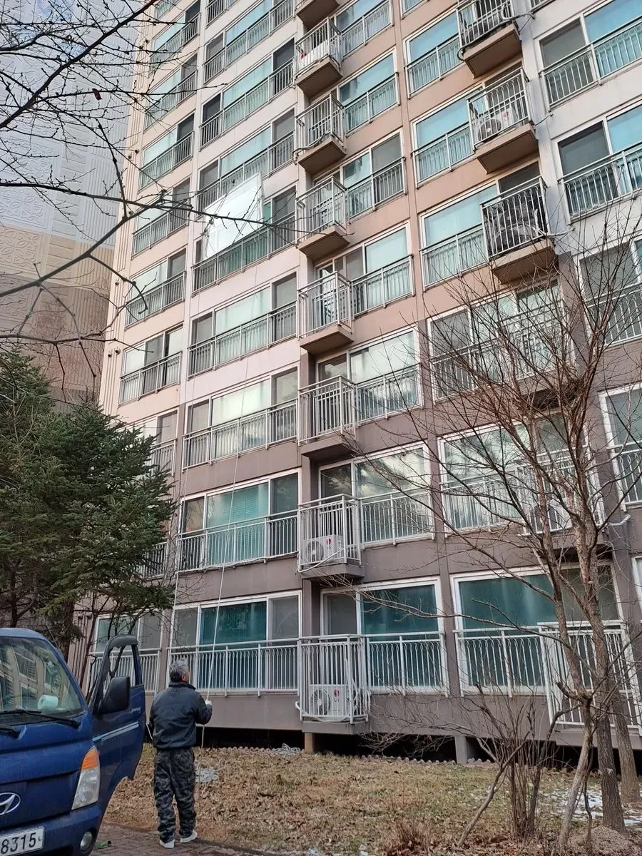 안성에있는 아파트 11층에서 깨진유리 교체중 지성유리박광천 숨고 숨은고수