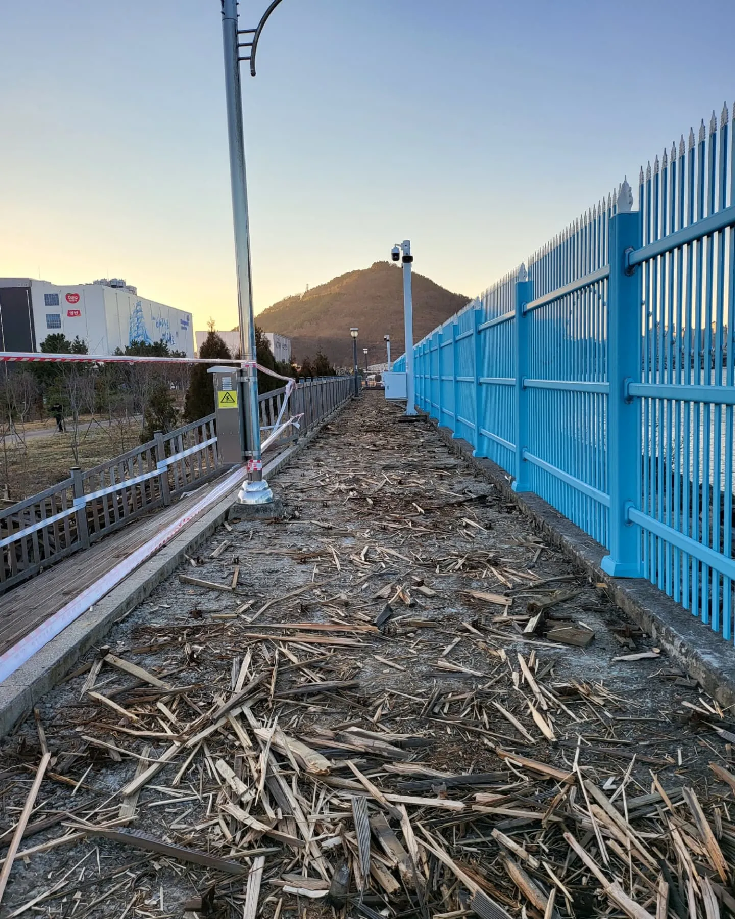 부산항신항 웅동배후부지 해안산책로 110평 데크시공 해빛산업 합성데크 시공 전문 업체 숨고 숨은고수