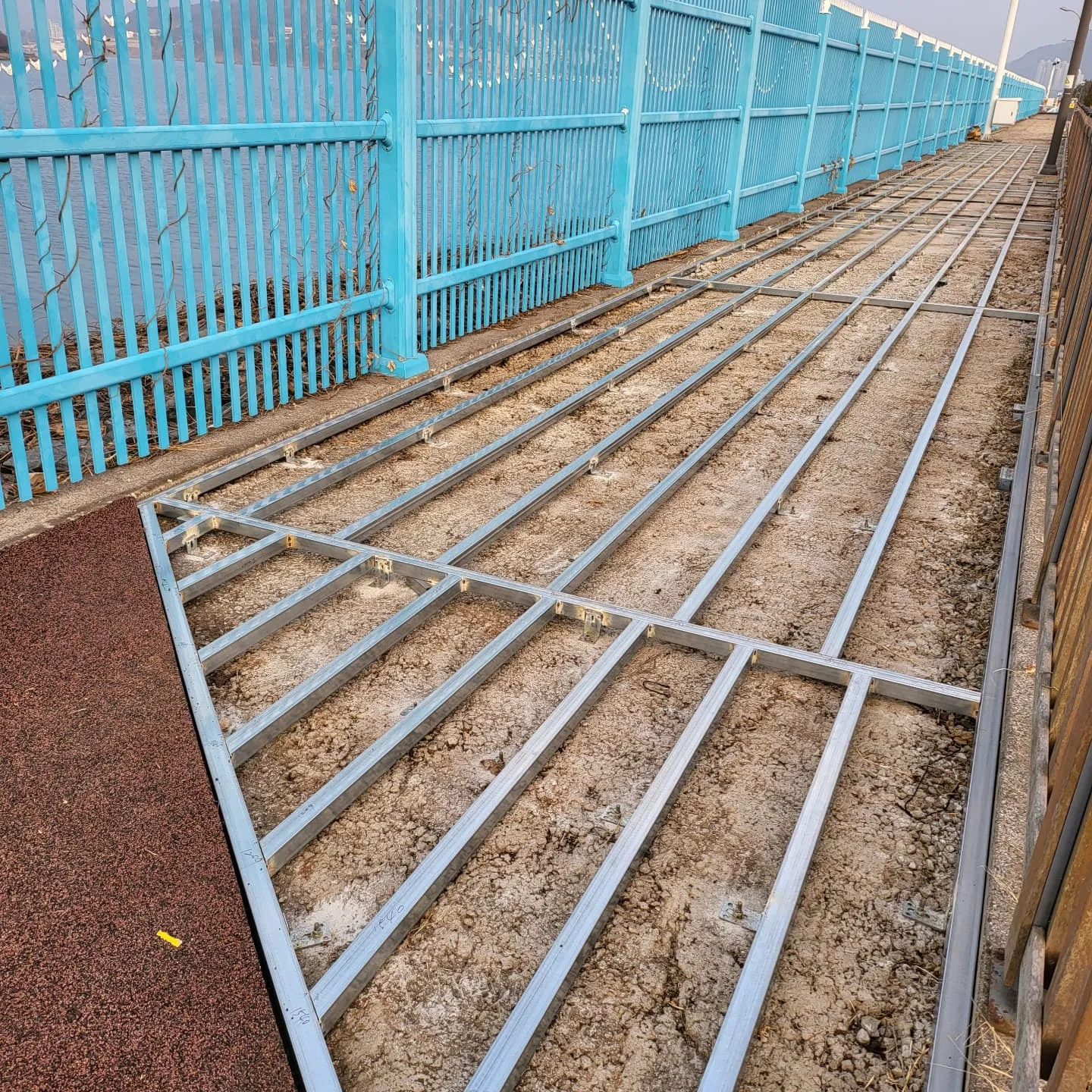 부산항신항 웅동배후부지 해안산책로 110평 데크시공 해빛산업 합성데크 시공 전문 업체 숨고 숨은고수