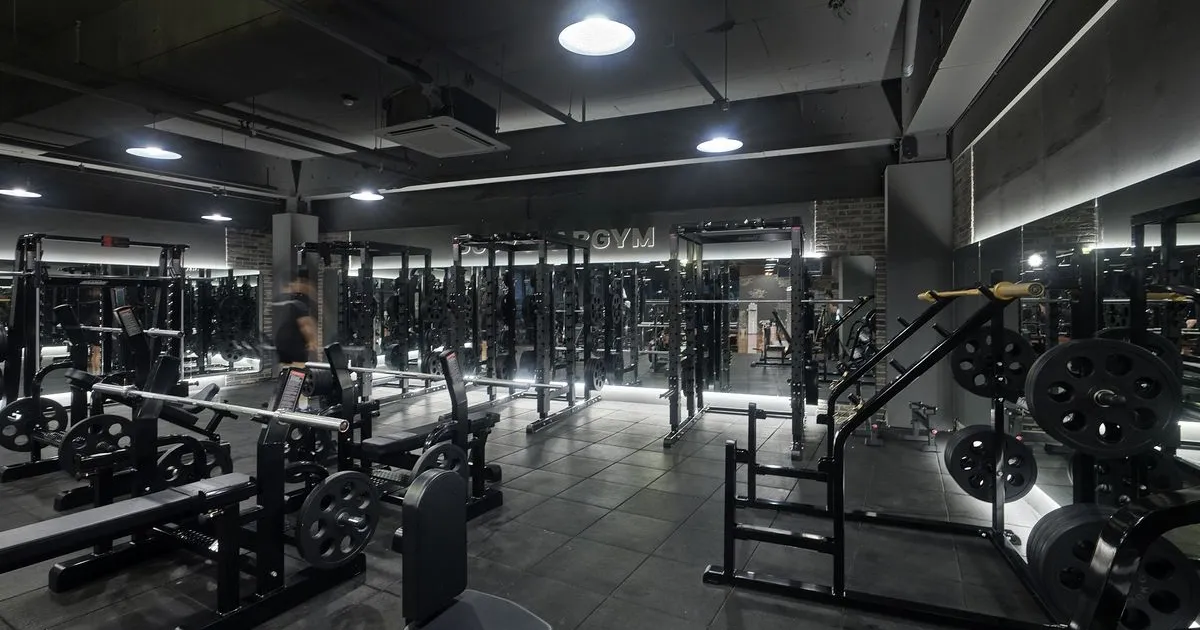 120평대 블랙 컬러의 헬스장 인테리어 온리컴퍼니 숨고 숨은고수