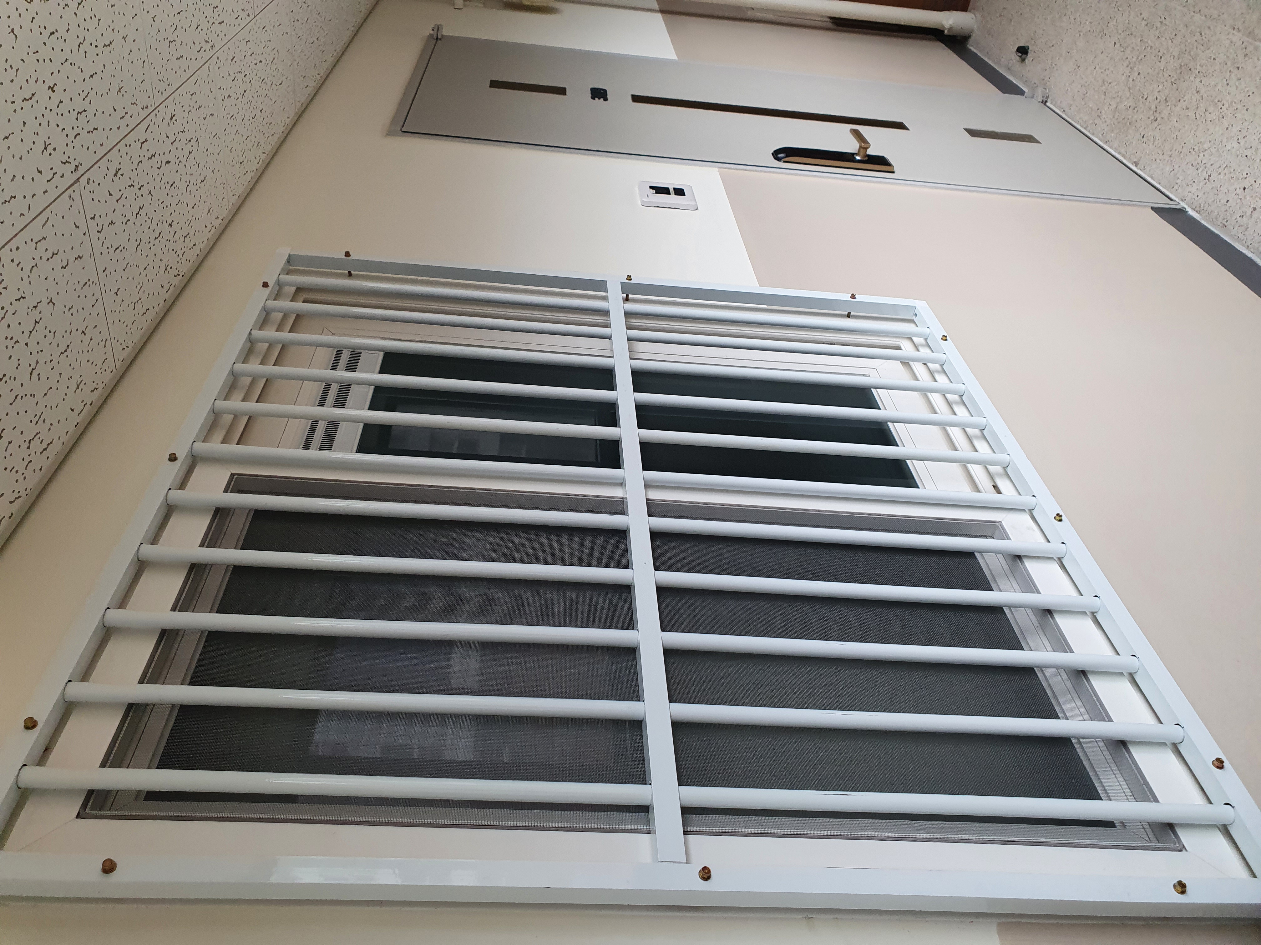 방범창 공사 시공 모습 일자 돌출형 방범창 / kcc인테리어 방충망 - 숨고, 숨은고수