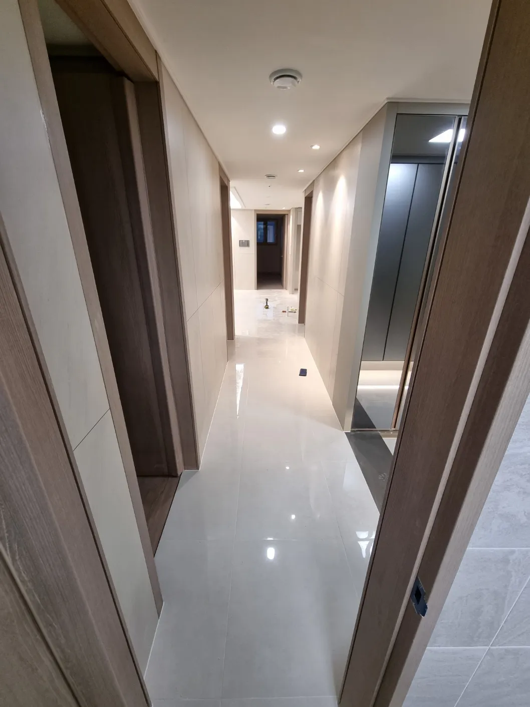 남천자이아파트 거실 벽바닥 포세린타일시공 세련된타일 숨고 숨은고수