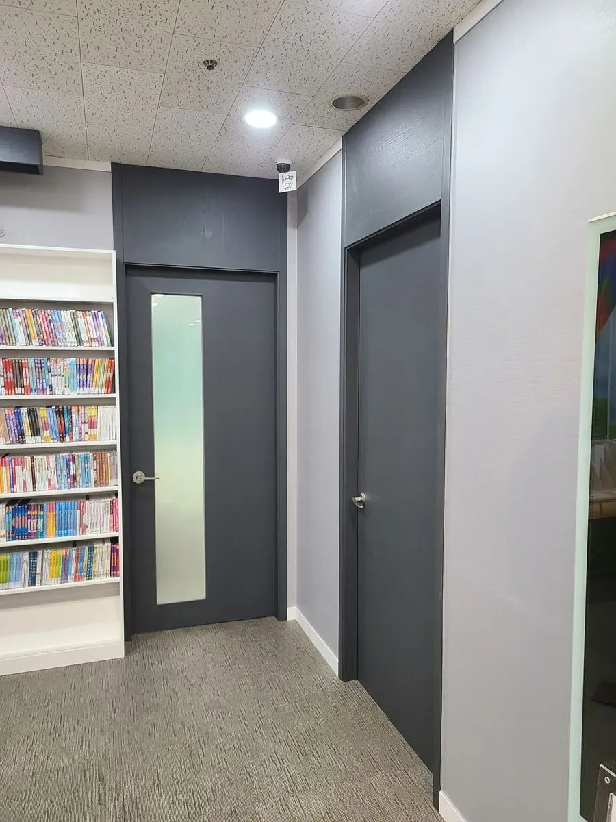 영어학원 Dvd 진열장 필름시공 리안종합인테리어 숨고 숨은고수