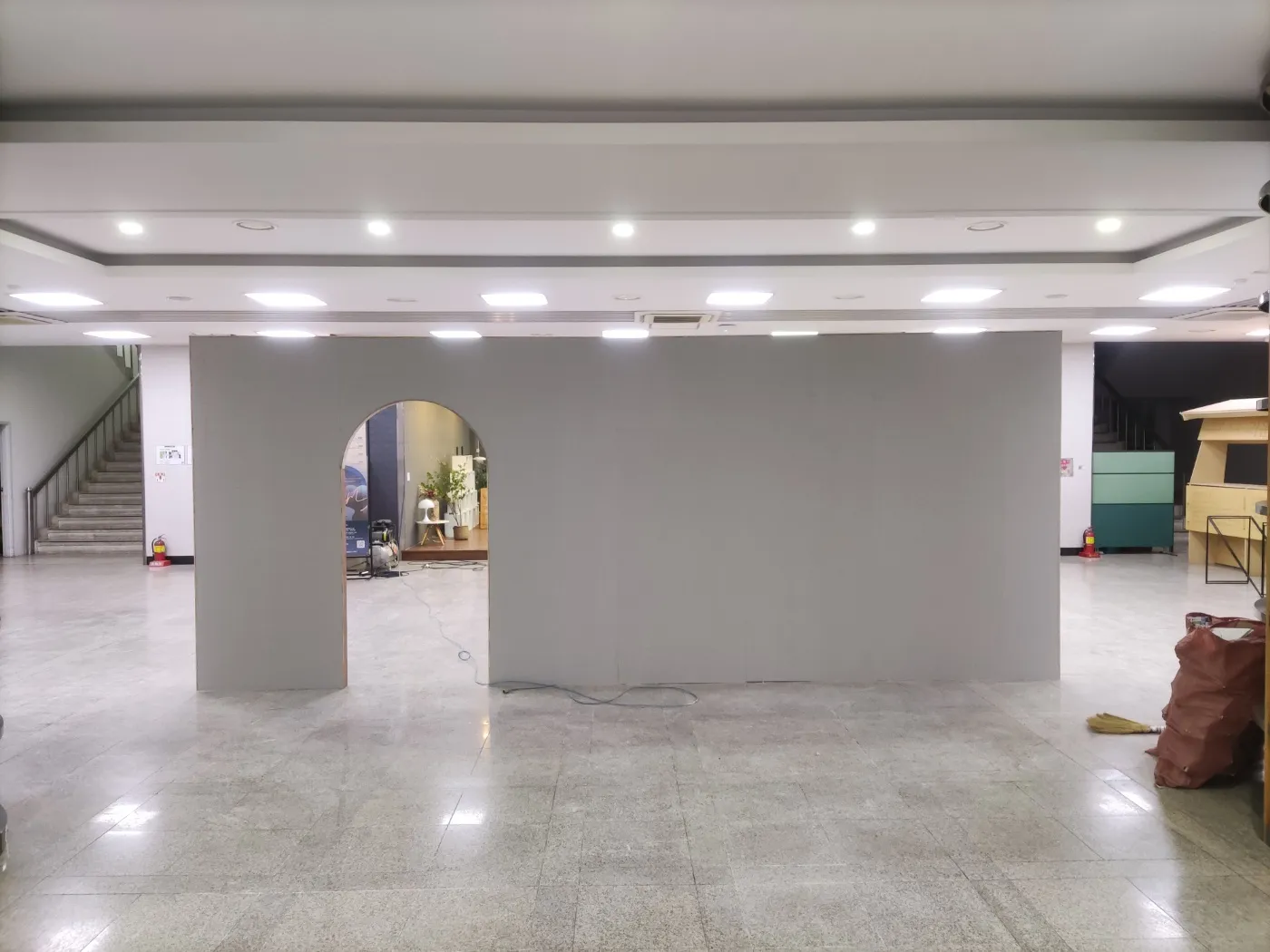 부산대학교 전시 가벽 파티션 성근우 숨고 숨은고수