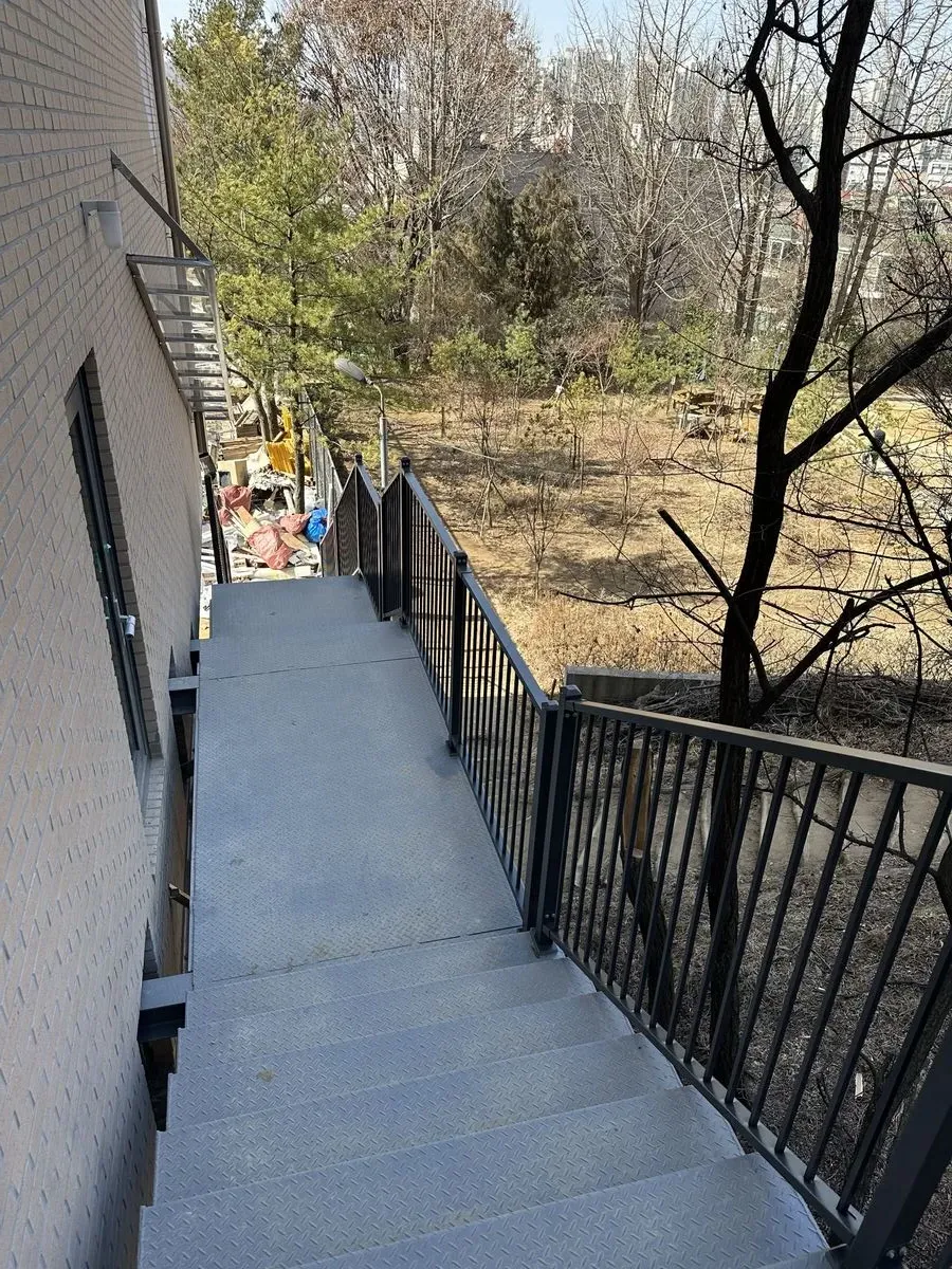 서울 금산초등학교 외부 철계단 난간대 핸드레일 필앤홈 숨고 숨은고수