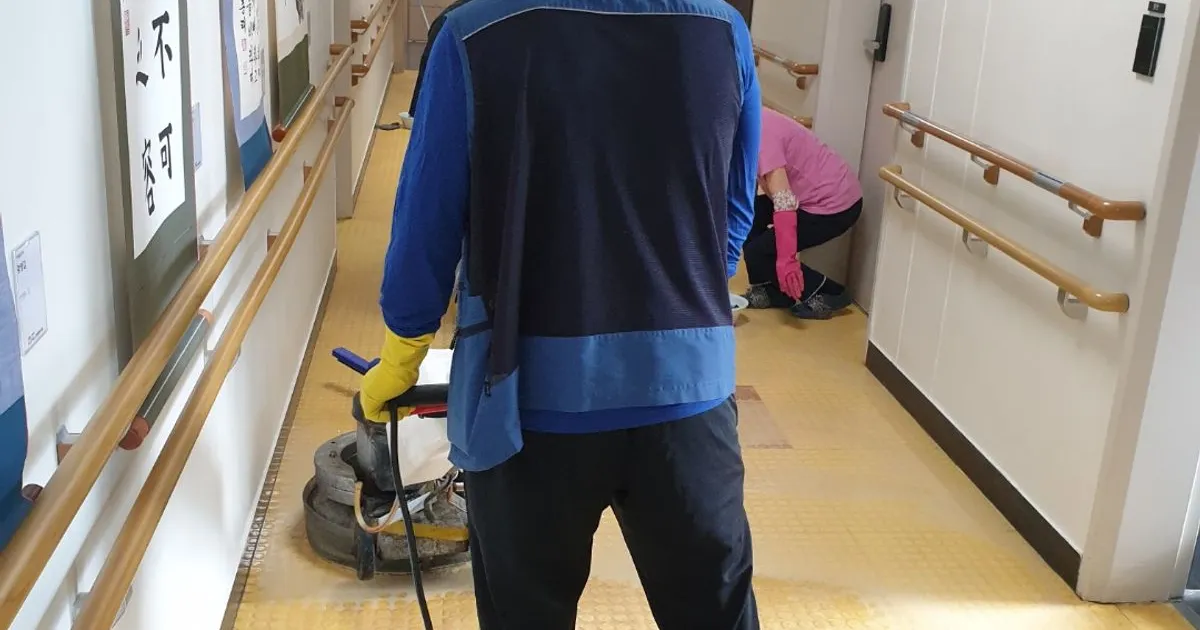노인 복지관 타일 바닥박릭 및 바닥 왁스코팅 시공 청소왕 숨고 숨은고수
