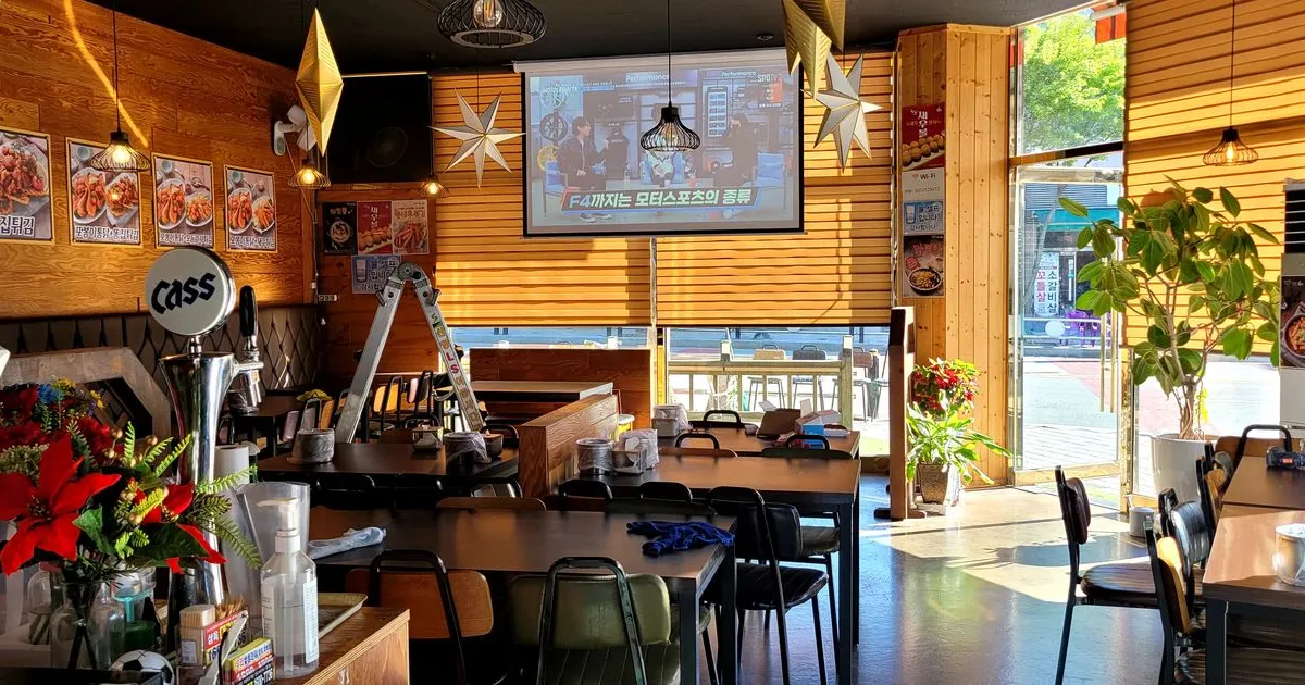 용인 치킨집에 엡손 빔프로젝터와 100인치 스크린 설치 봄날미디어 영상음향기기 ⭐빔프로젝터⭐ 설치 전문가 숨고 숨은고수