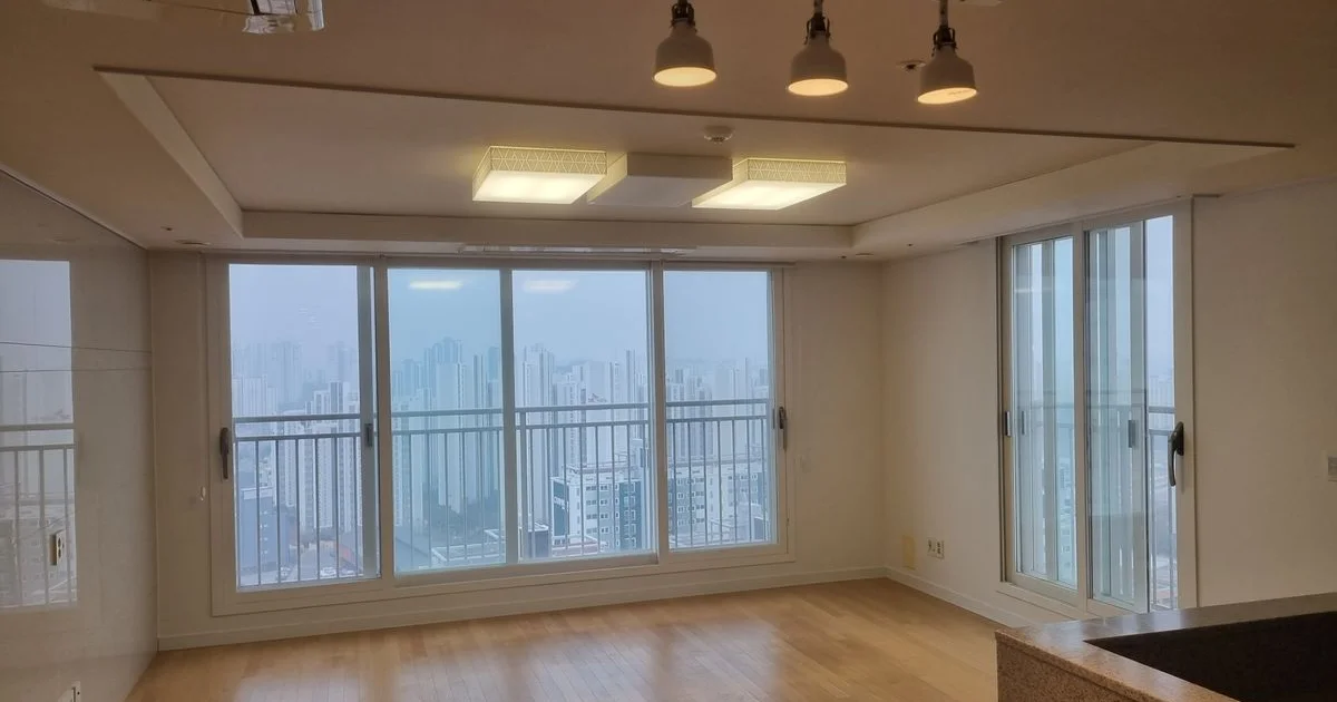 거실안방 벽 천정 시공한 사진입니다 사계절 도배 대표 안성유 숨고 숨은고수