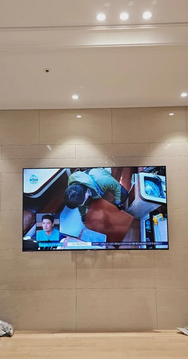 기사님이랑 일정이 맞아서 당일예약으로 설치 해주셨구요 인상도 너무 좋으시고 꼼꼼하게 잘 해주셨어요 위치도 잘잡아주셔서 이쁘게