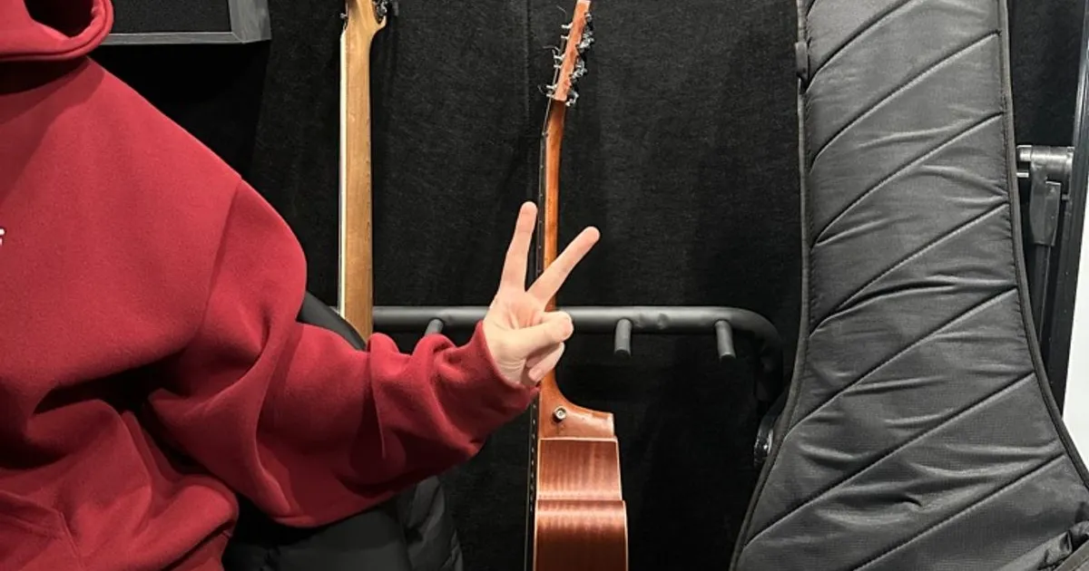 베이스를 사고 처음부터 어떻게 연습해야하나 막막했는데 레슨 등록하고 걱정이 싹 사라졌어요 기초부터 눈높이에 맞게 차근차근 알려