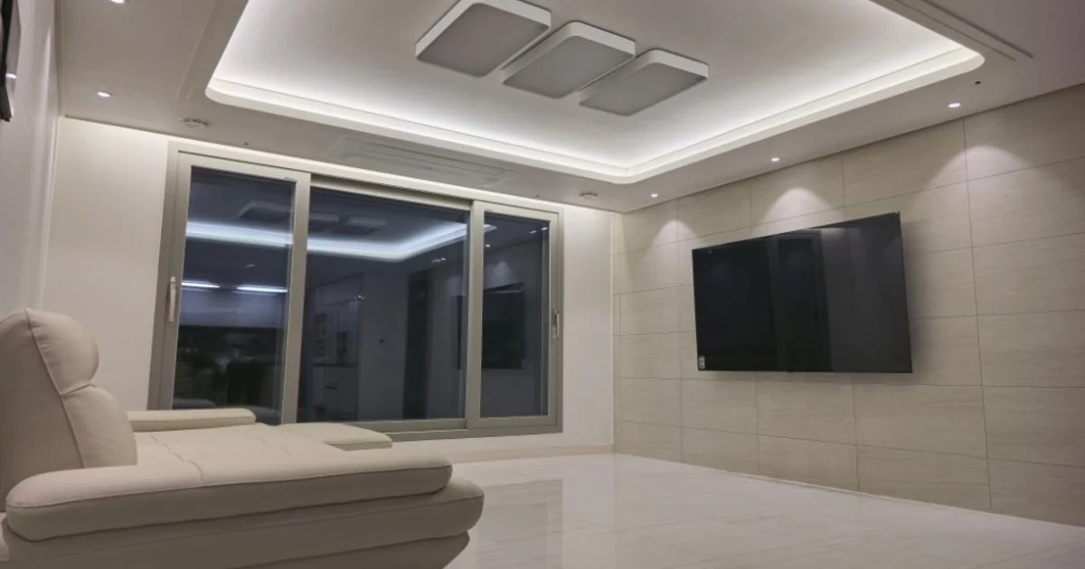 친절하고 합리적인 가격에 잘 시공 받았어요 만족 작업한 내용에 대해 이해하기 쉽게 잘알려주시니 좋았습니다 조명을 하니 거실 분위기 한결 좋습니다 숨고 숨은고수