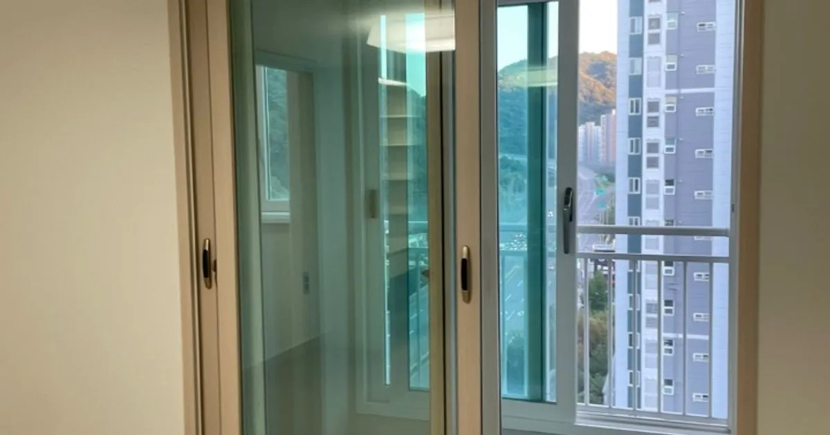입주청소를 처음 했는데 꼼꼼하게 잘해주셨습니다 하자있는 부분도 체크해서 알려주시고 좋았어요 다음에 이사하면 또 이용하겠습니다