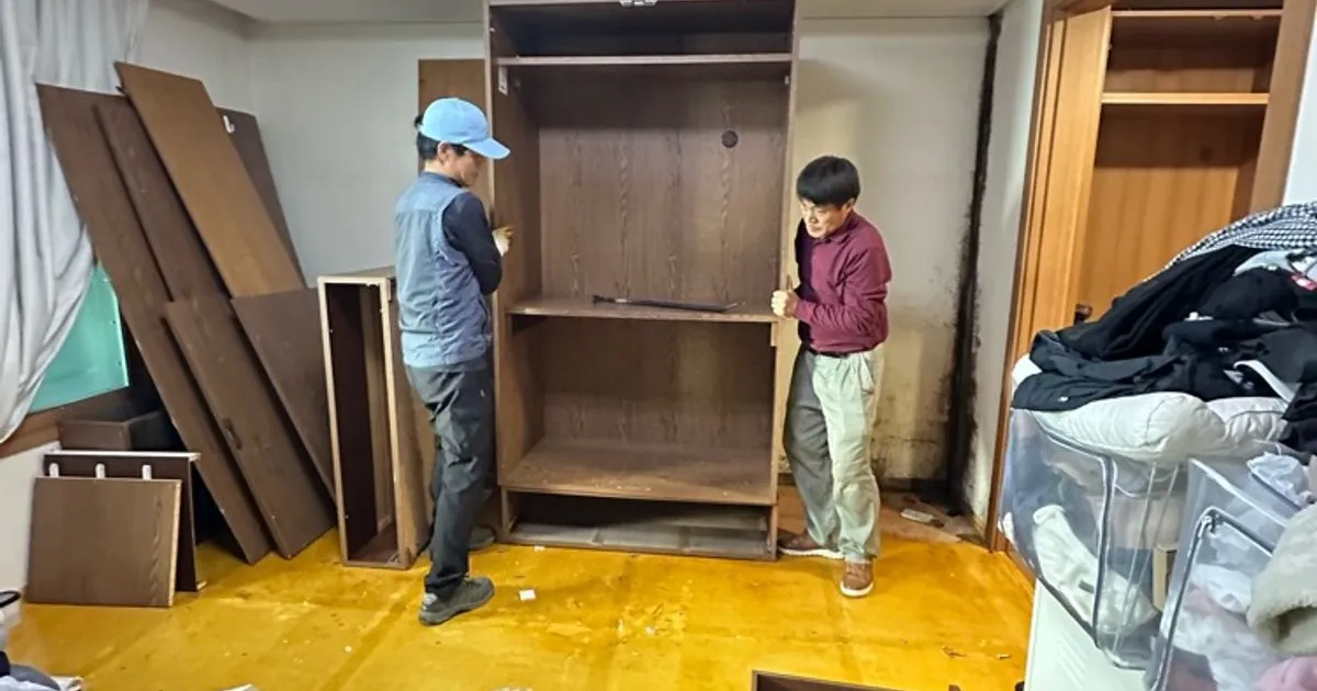 외벽쪽 아파트라 결로로 인한 지저분한 사진 이지만 너무 신속히 장농붙박이장 분해며 침대 프레임까지궂은 도로 상황에 수고