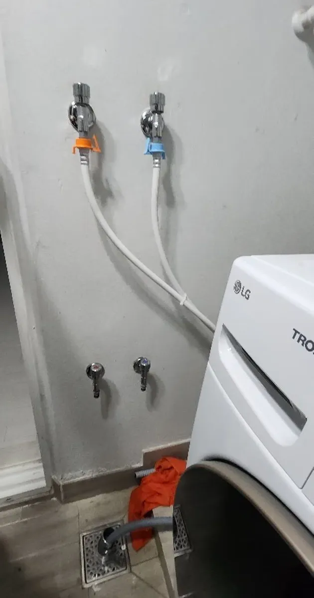 오늘 세탁기설치하면서 수전이 물이새서 겨체가 너무 급했는데 ~~빨리 와주시고 냉온수 수도꼭지가 반대로 되어있는 것도 수정해