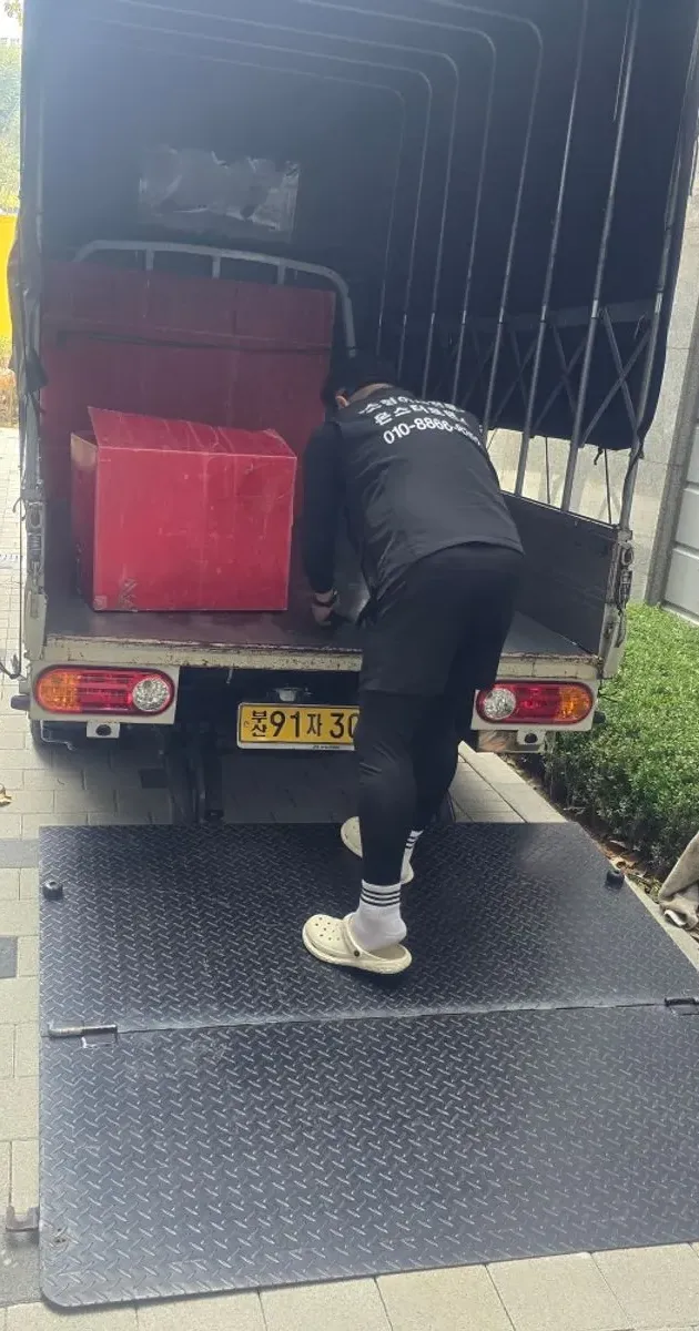 소형이사치고 짐이 어마어마하게 많았어서 넘 죄송스러웠는데 그럼에도 불구하고 친절하게 마지막까지 잘 해주셔서 넘 감사했어요 십년