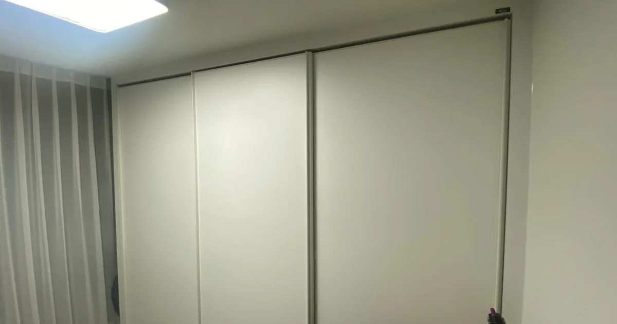붙박이장 다른방으로 이동하는 작업 의뢰드렸는데 친절하게 상담해주시고 정말 꼼꼼하게 시공해주셔서 대만족입니다 미닫이문 조금 고장