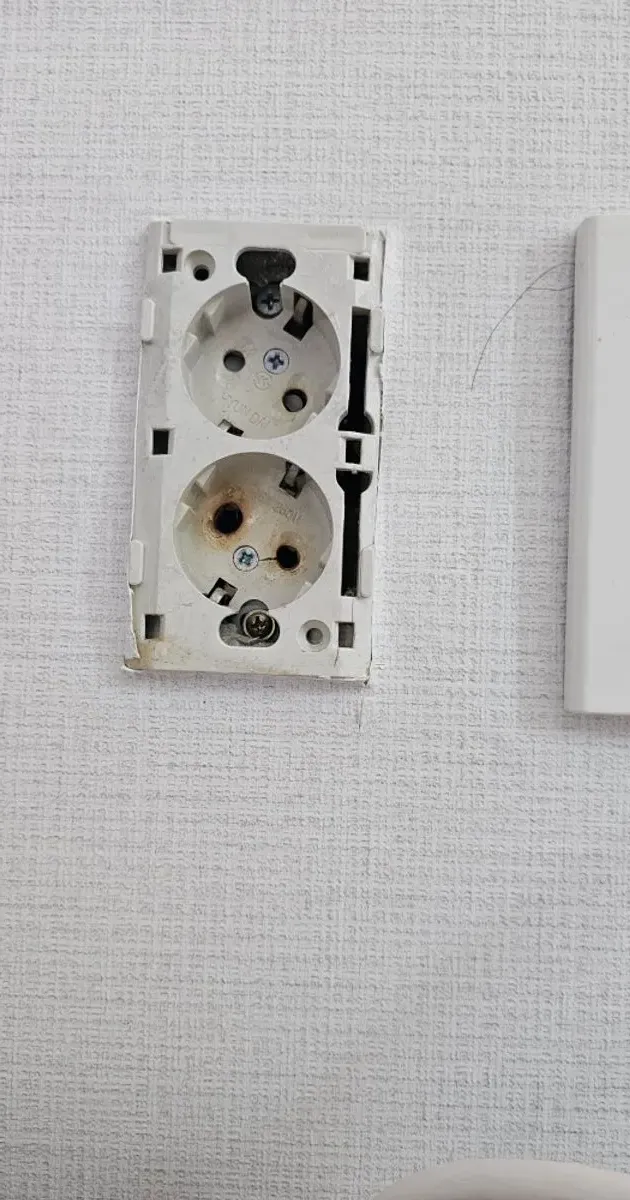 콘센트 나가서 연락드렸는데 합리적인 가격에 친절하게 현상에 관하여 설명해주셨어요 더운날 그리고 늦은날 달려와주신 사장님 정말
