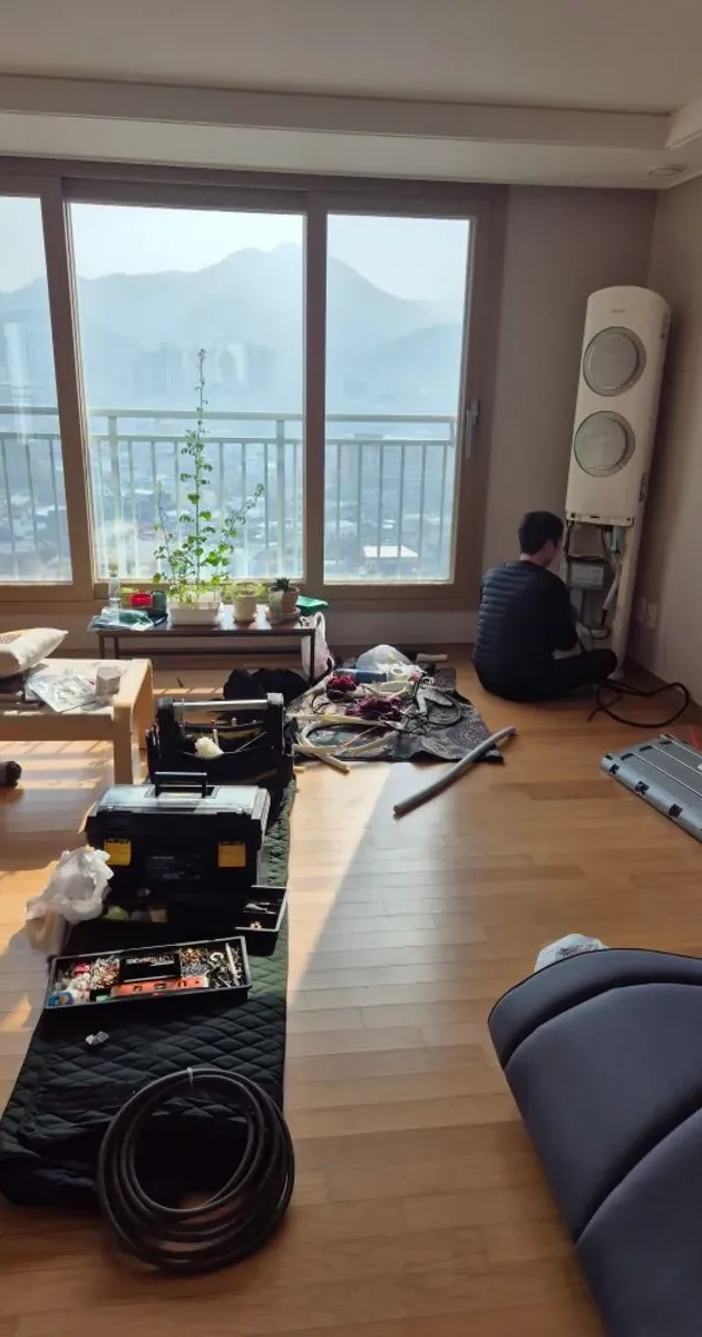 중고 에어컨 설치였는데 중고 에어컨 운반도 해주시고 중고 에어컨 상태까지 꼼꼼하게 봐주시고 사용방법도 설명해주셨어요 타공 작업때는 집 더러워질까봐 청소기로 먼지도 치워