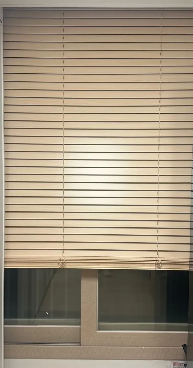 우드 블라인드를 설치를 잘 해주셨습니다 블라인드가 무거워서 떨어질 수도 있었는데도 불구하고 땀 뻘뻘 흘리면 진짜 꼼꼼하고 세심하게 설치해주셨습니다 너무 감사드립니다