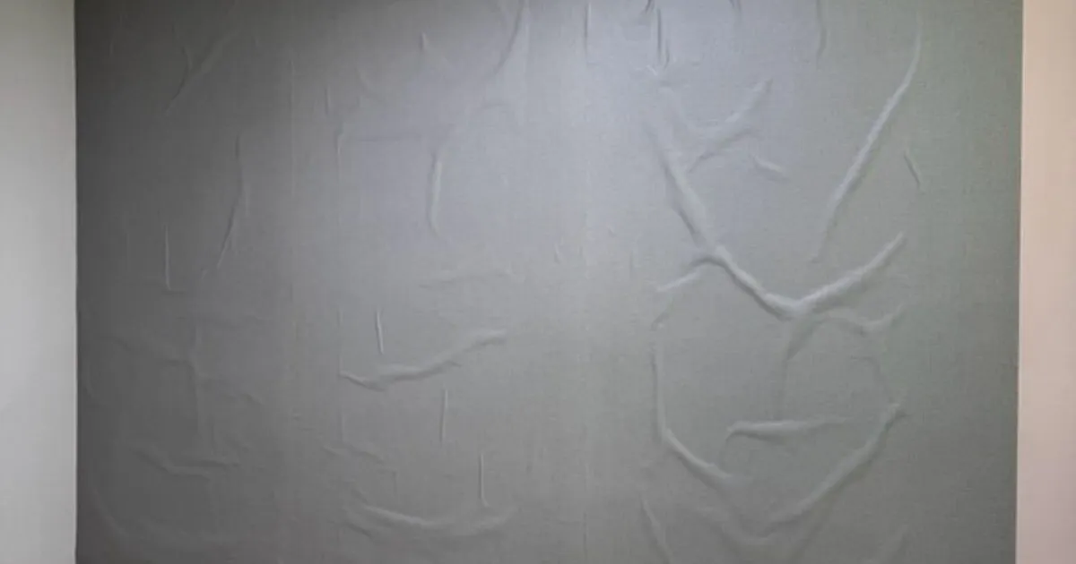 돈아끼려고 와이프와 셀프도배로 진행하려고 하였으나 도배는 아무나 하는게 아니었습니다 도배가 울어 펴지지 않아 어떻게 하나하다가 숨고를 통해 궁리를 알게 되었고