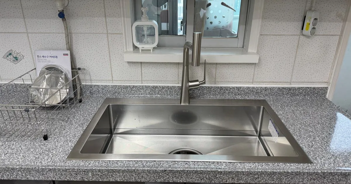 싱크대가 새것처럼 깨끗해졌습니다 오래사용한 싱크대 고민하지 말고 저렴한 금액으로 싱크볼 교체 수전교체를 정말이지 잘한것