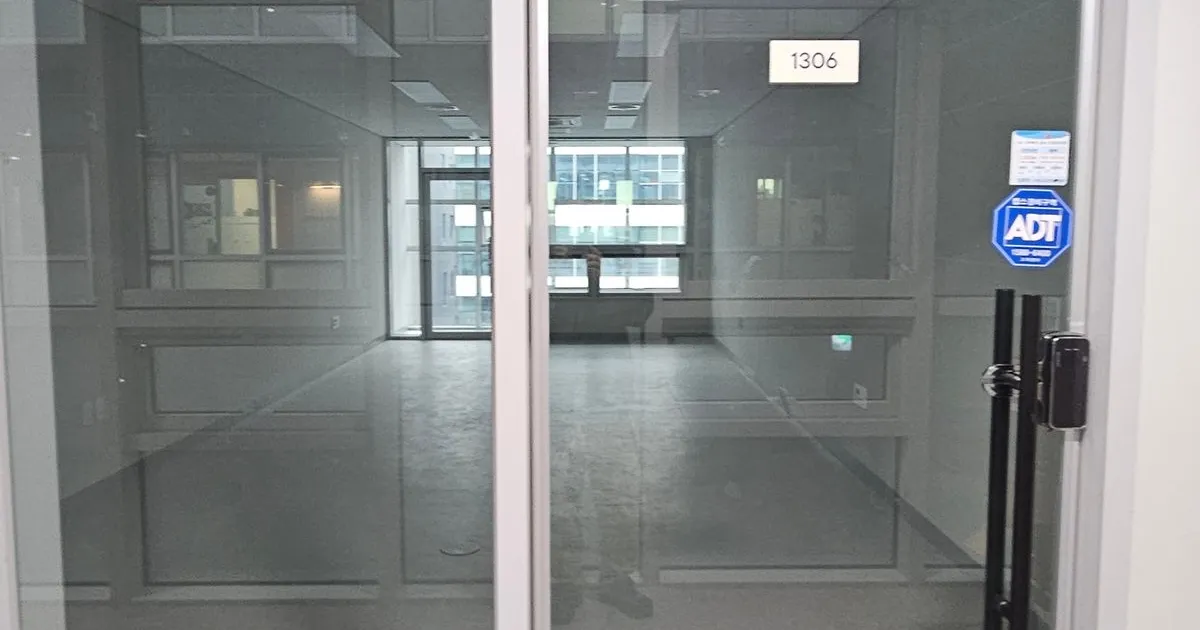 부동산 스티커가 너무 지저분해서 셀프 엄두 안나서 부탁드렸는데 깔끔하게 잘 해주셨습니다 시간도 잘 지켜주셔서 감사합니다