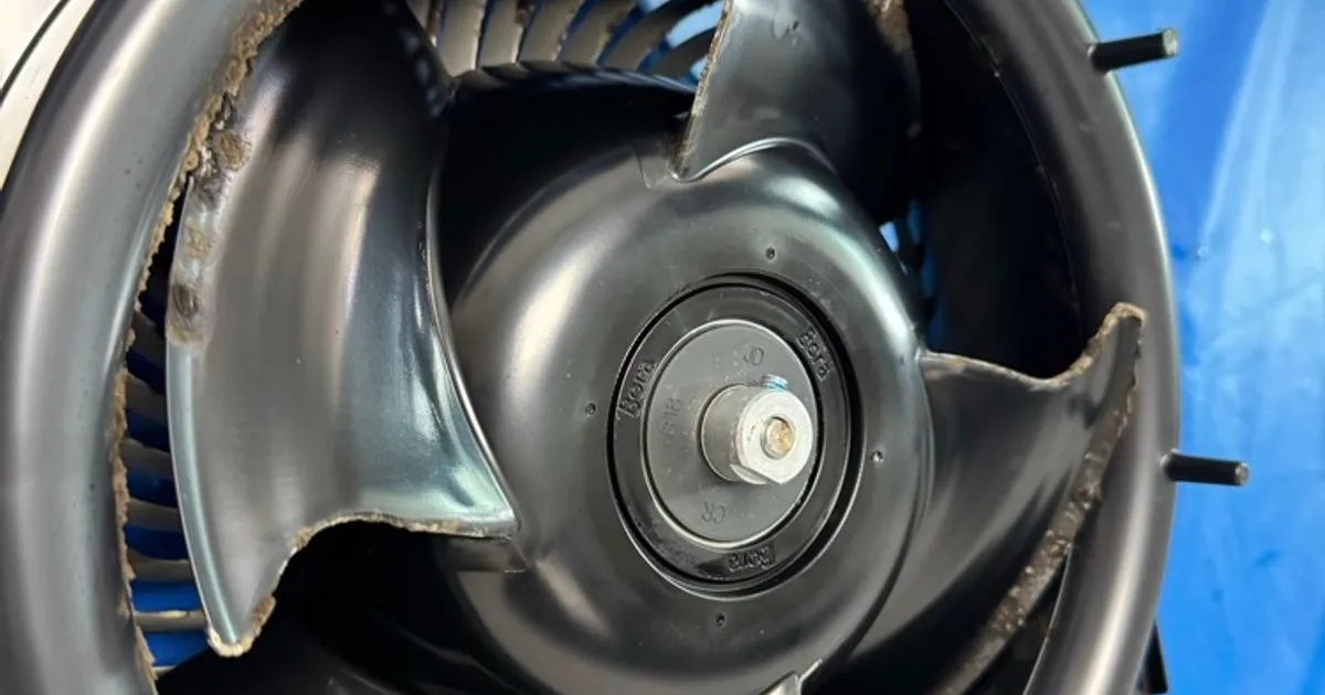 에어컨 전체다 해체 후 정말 꼼꼼하게 청소해주셨어요 곰팡이랑 기름때 때문에 냄새가 정말 심했는데 올여름 너무 쾌적하게 보낼수 있을거 같아요 숨고 숨은고수