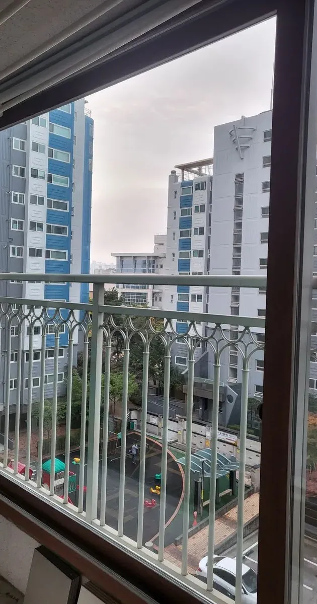 늦은시간 오셔서 걱정했는데 깔끔하게 설치해주셨어요 실측부터 설치까지 일주일안에 해주셨네요 친절하세요 숨고 숨은고수