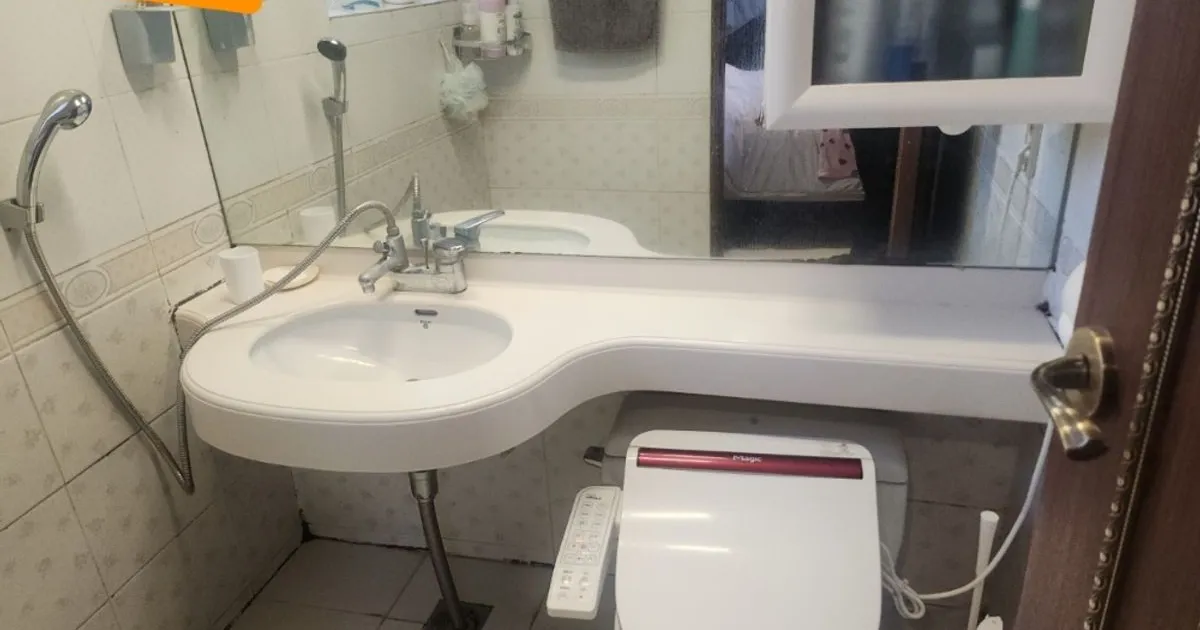 비교적 젊으신 분들과 팀이 되어 그런지 시종일관 밝은 에너지가 넘치는 작업 분위기였습니다 특히 요청한 작디작은 화장실 하나 리모델링하면서 집안의 이런저런 수리가 필요한