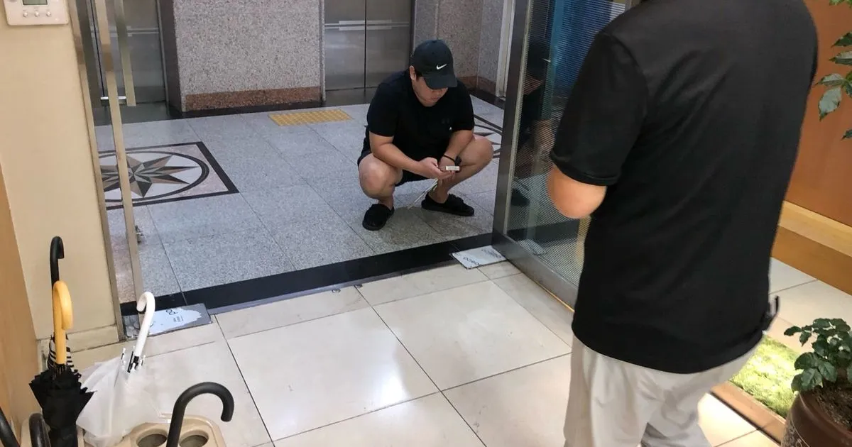 유리강화문 힌지교체작업 했습니다 비용도 합리적이고 잘 수리 했습니다 숨고 숨은고수
