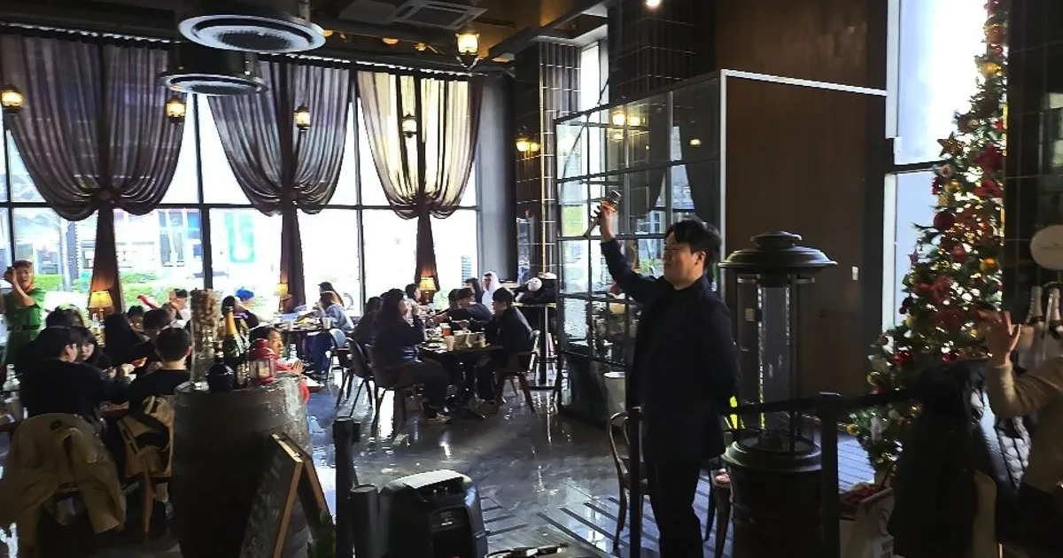 돌발상황에 대한 대처가 빠르시고 요청사항에 기대 이상으로 완벽한 구성을 맞춰 주십니다 덕분에 행사 즐겁게 잘 마무리 했습니다