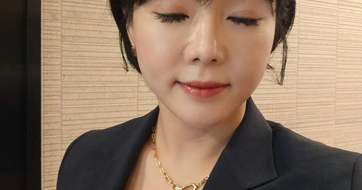 더운날 야외예식 하객으로 갔는데 화장무너짐없이 들뜸없이 수정화장할일없이 잘 치르고왔어용~~~ 담에 또 봬요 숨고 숨은고수
