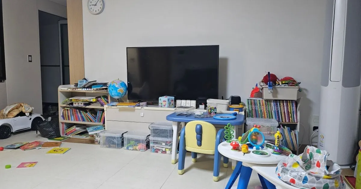 인테리어 바꾸려고 거실장은 버리고 방에 있던 책장을 거실로 옮겼는데 티비선 작업도 꼼꼼히 해주시고 만족스럽습니다 친절하십니다