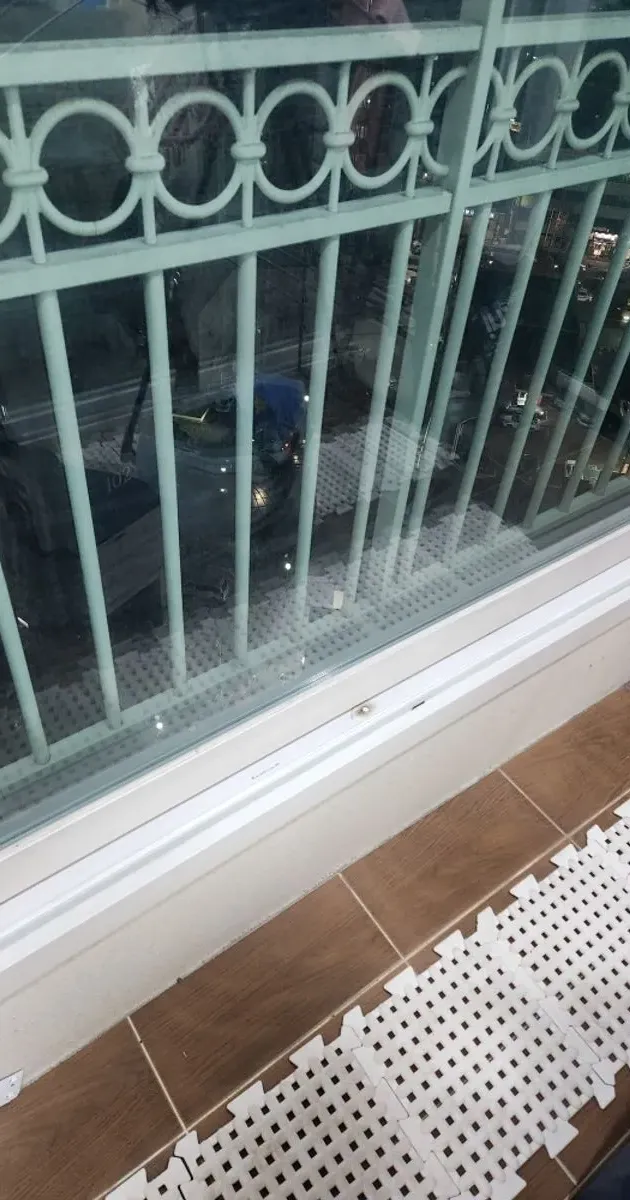오늘 바로 연락드려서 서비스 받았습니다 가격이 합리적이고 직접 디테일하게 잘 해주셨습니다 겨울철 가습기로 인한 곰팡이도