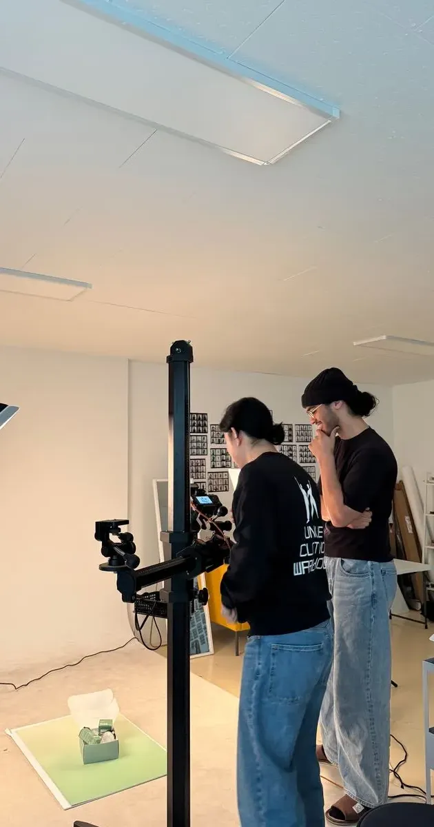 저희가 정확히 어떤 서비스가 가능한지도 몰랐는데 원하던 부분을 완벽하게 맞춰주셨어요 회사에서 필요한 사진 촬영도 도와주시고 촬영에 필요한 테크니컬한 부분까지 정말