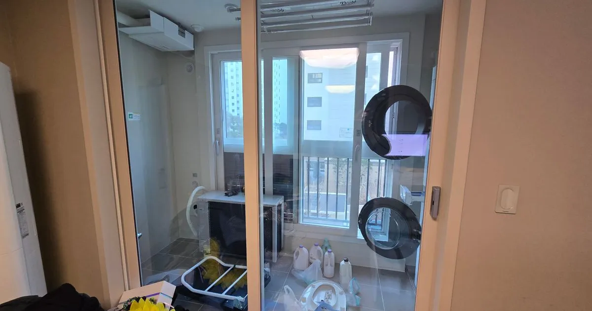새집으로 이사한 거라 걱정이 많았는데 고수님 덕분에 깔끔하게 잘 되어서 다행입니다 그리고 유리에 붙어있는 자국들까지 신경 써